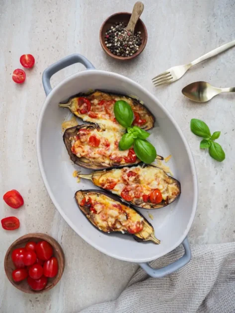 Überbackene Auberginen mit Tomaten und Mozzarella - Rezept